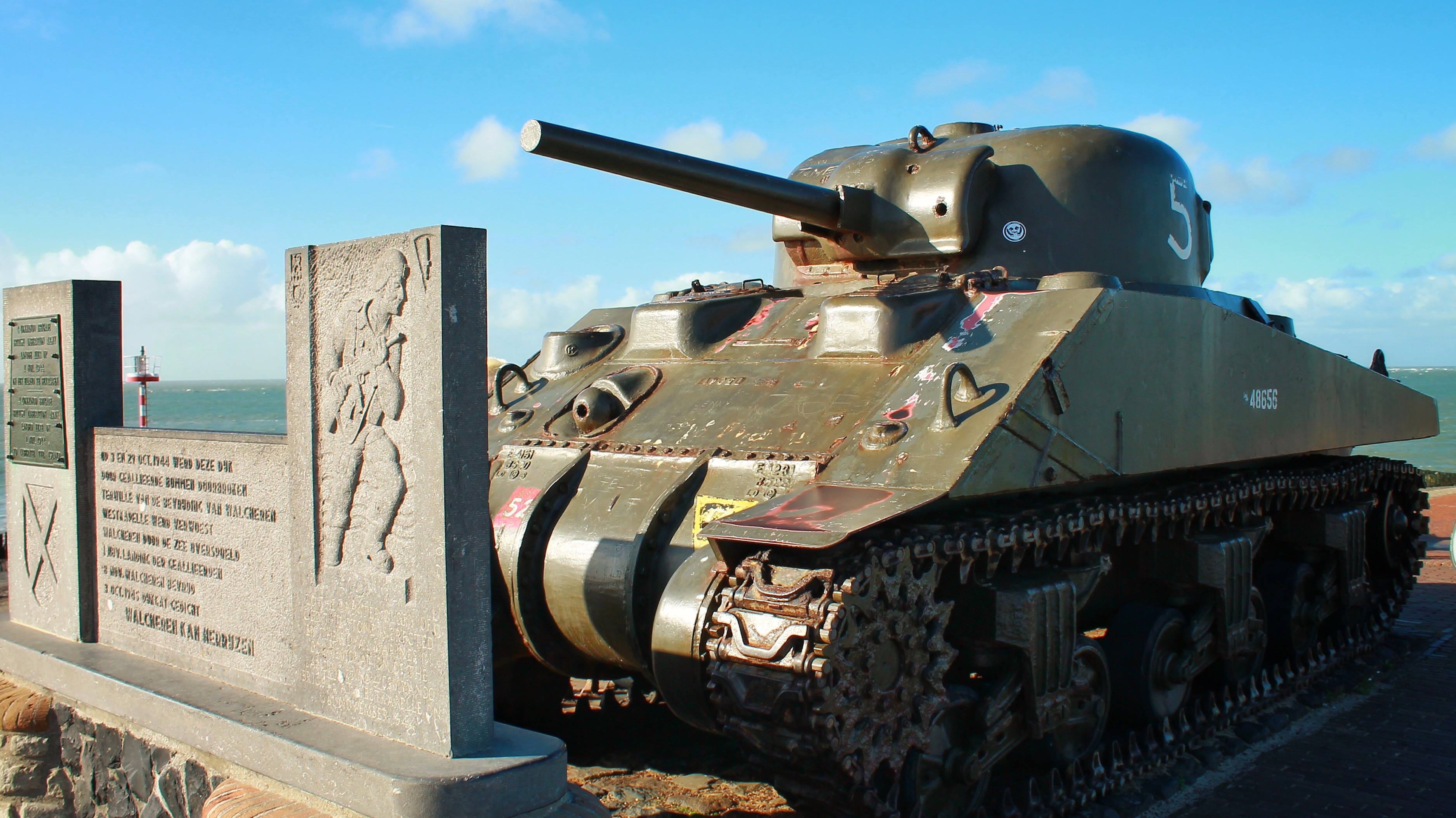 Zorgen om slechte staat van tank op de dijk van Westkapelle - Omroep ...