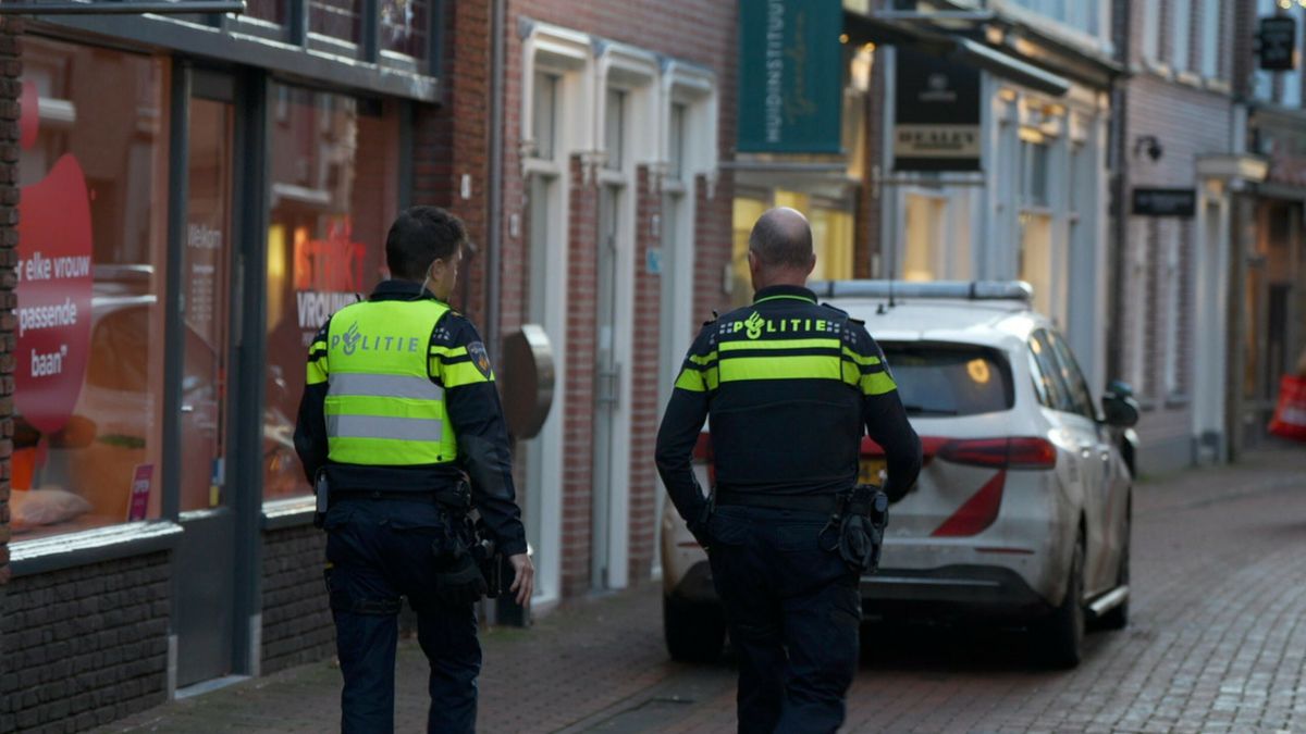 Politie spoort overvaller op door schoenen op LinkedIn-profiel, OM eist vier jaar cel - RTV Drenthe