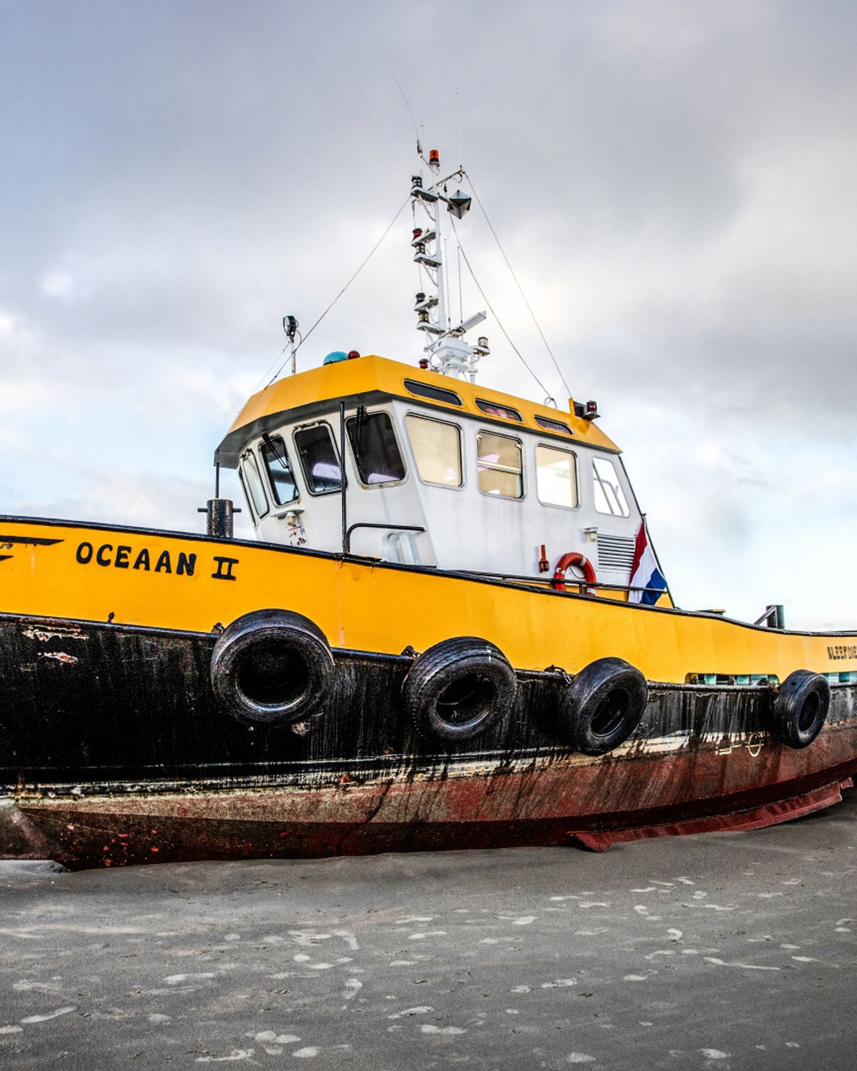 Scheveningse sleepboot vastgelopen na reddingspoging viskotter - Omroep West