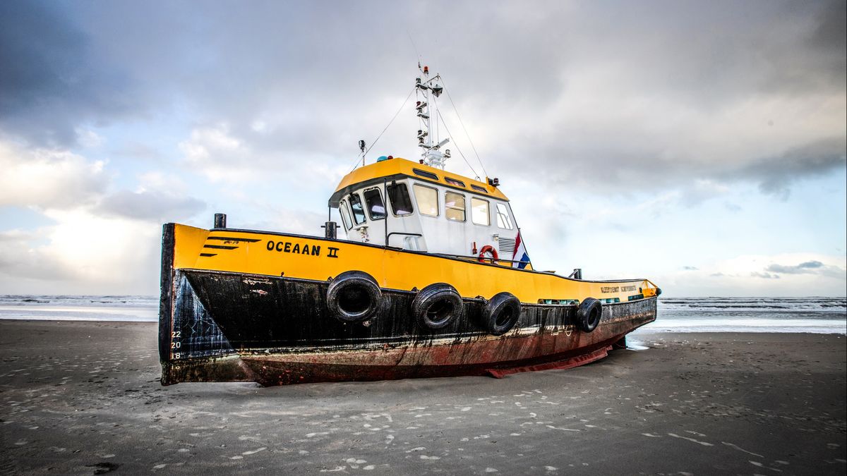 Scheveningse sleepboot vastgelopen na reddingspoging viskotter - Omroep West