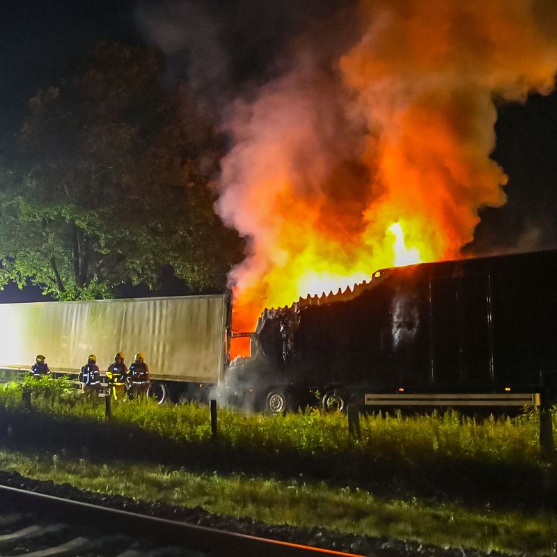 Trailer in brand, blussen moeilijk voor de brandweer - Omroep Gelderland