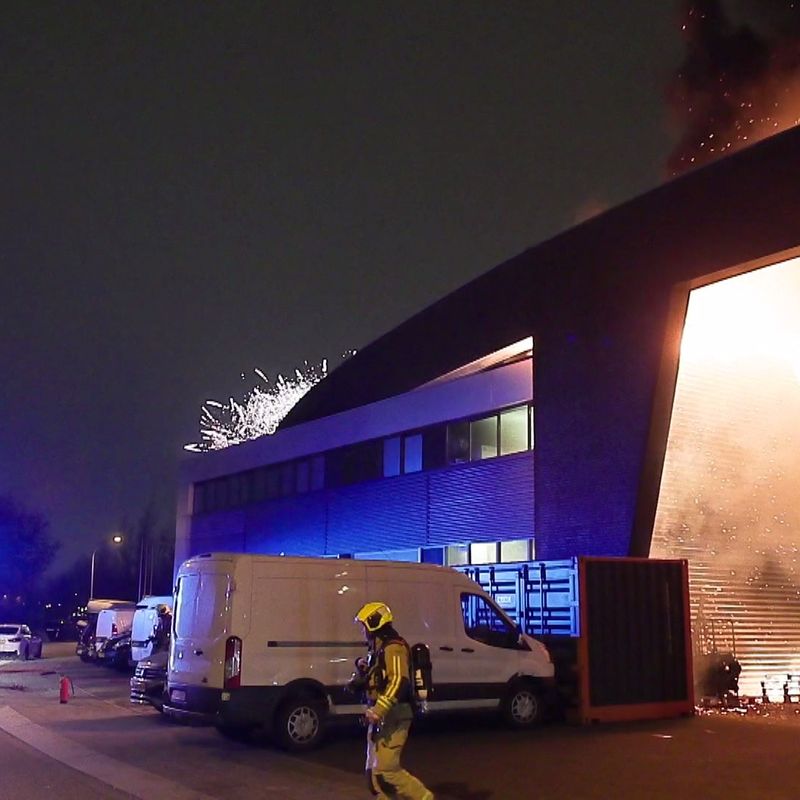 Grote brand in bedrijfspand - Omroep West