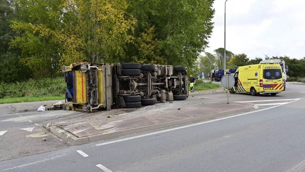 Drie gewonden na omvallen vuilniswagen - Omroep Gelderland