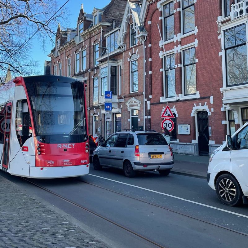 Verkeerschaos en ontruimingen door grote stroomstoring - Omroep West