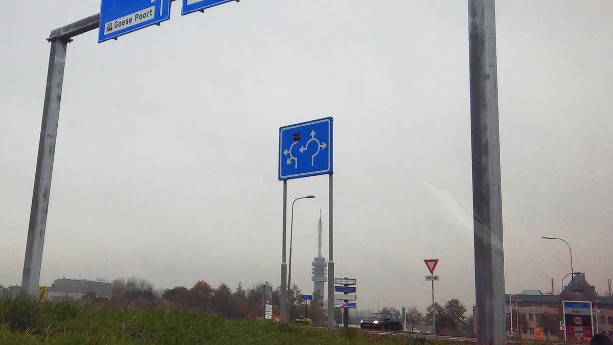 Goes heeft een 'Engelse' rotonde, bord nodigt uit tot spookrijden ...