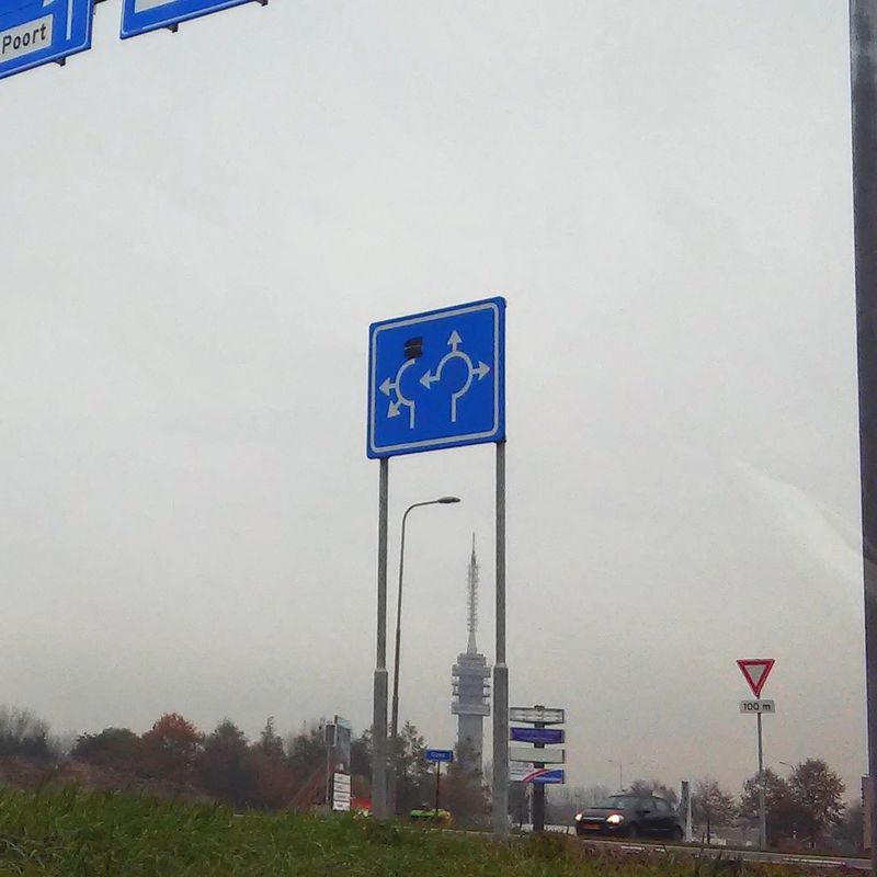 Goes heeft een 'Engelse' rotonde, bord nodigt uit tot spookrijden ...