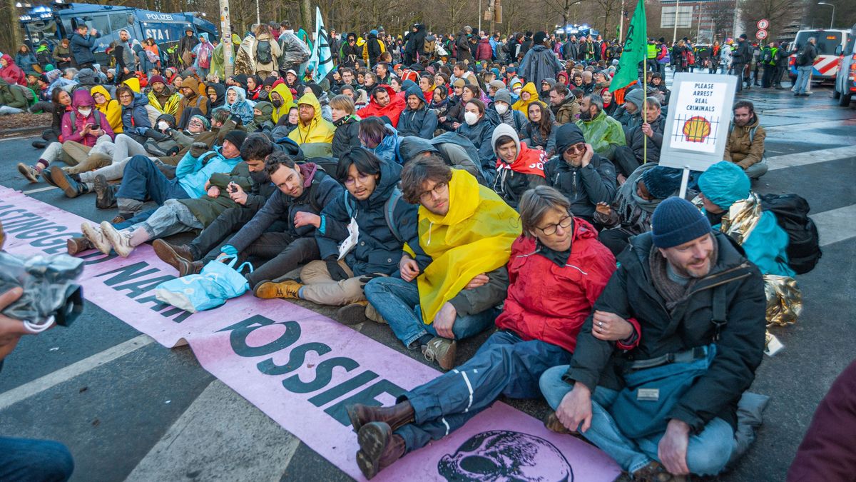 Extinction Rebellion kondigt nieuwe blokkade snelweg aan - Omroep West Extinction Rebellion kondigt nieuwe blokkade snelweg aan - Omroep West