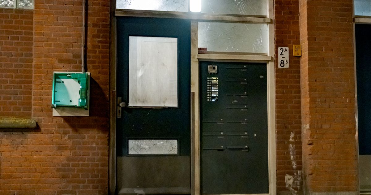 Explosie bij portiekflat, tekst op muur geschreven - Rijnmond