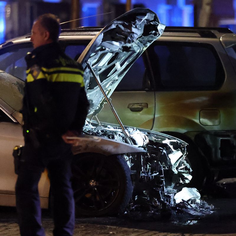 Auto in brand na explosie in woonwijk - Omroep West