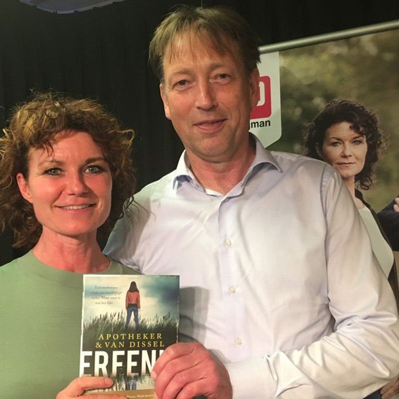 Twee privédetectives aanwezig bij boekpresentatie Kirsten van Dissel ...
