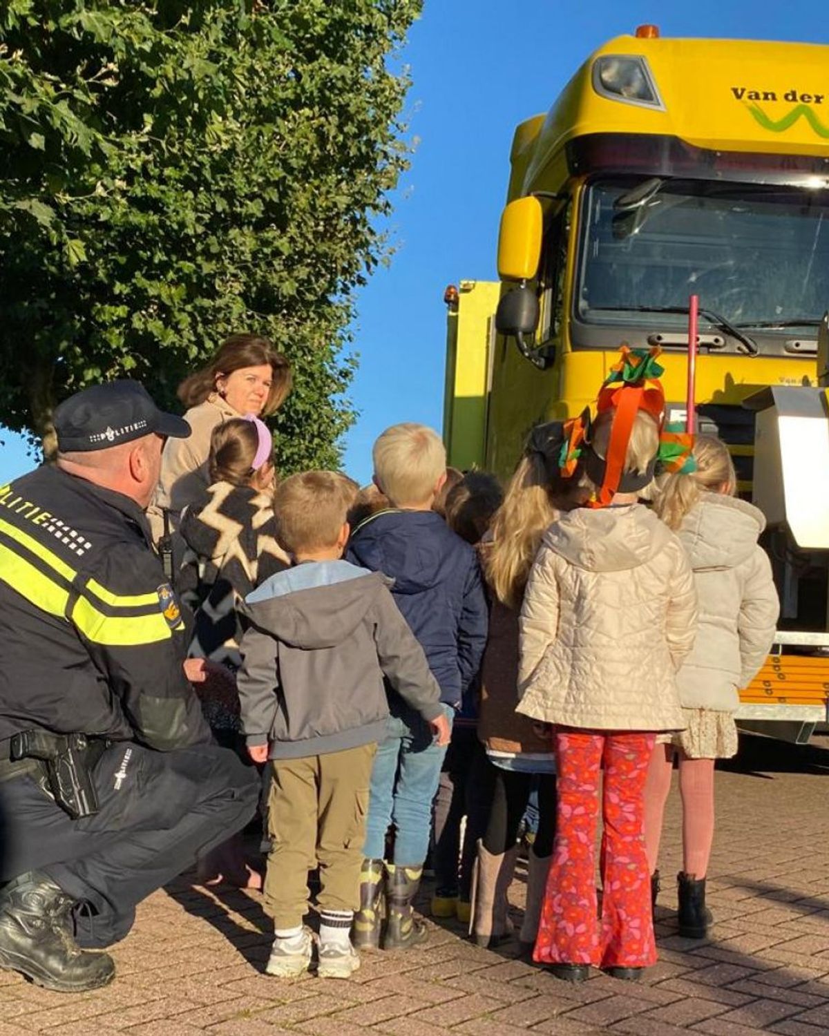 Kinderen in dorp met smalle wegen krijgen 'dode hoek-les' van ...