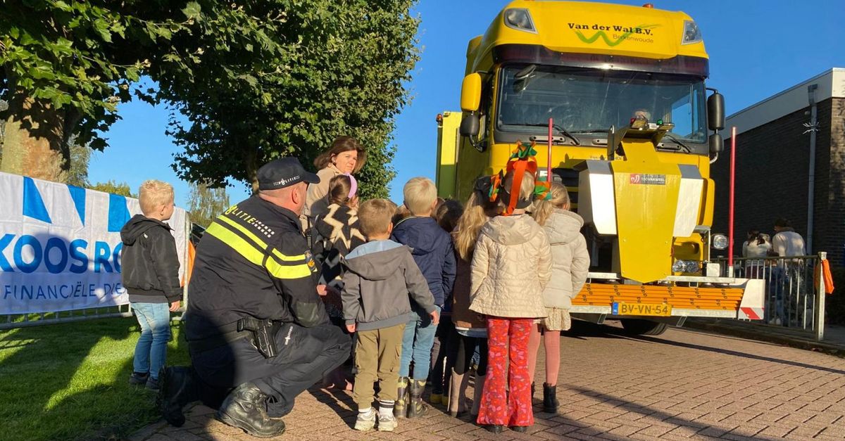 Kinderen in dorp met smalle wegen krijgen 'dode hoek-les' van ...