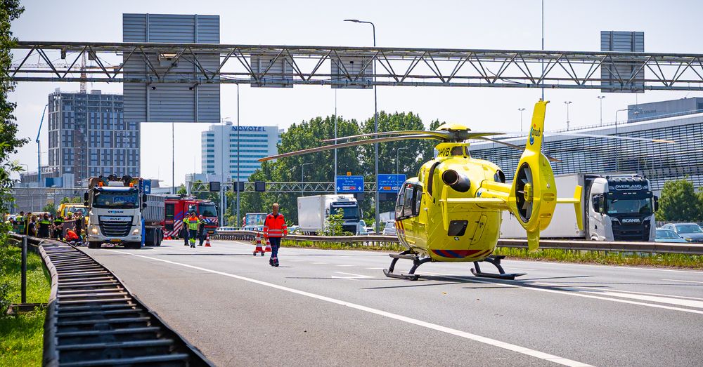 Traumahelikopter landt op snelweg na botsing tussen motorrijdster en vrachtwagen - Rijnmond