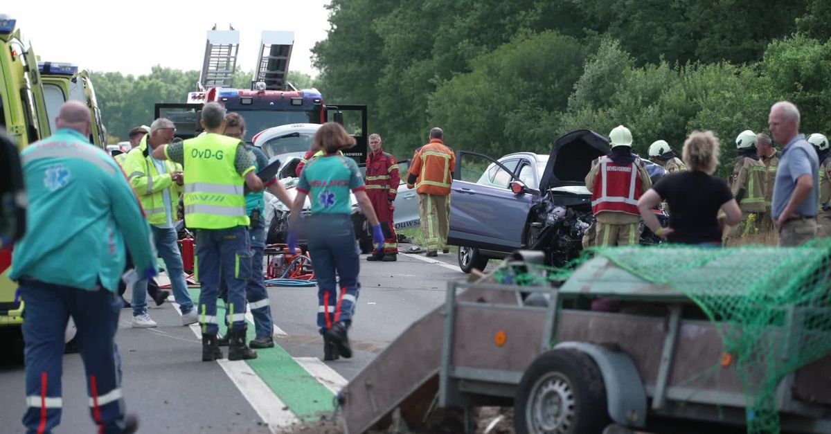 Zwaar ongeluk met meerdere auto's op N34 bij Annen: weg afgesloten - RTV Drenthe