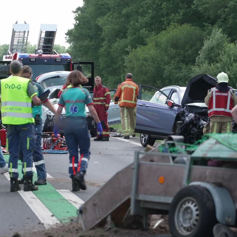 Zwaar ongeluk met meerdere auto's op N34 bij Annen: weg afgesloten - RTV Drenthe