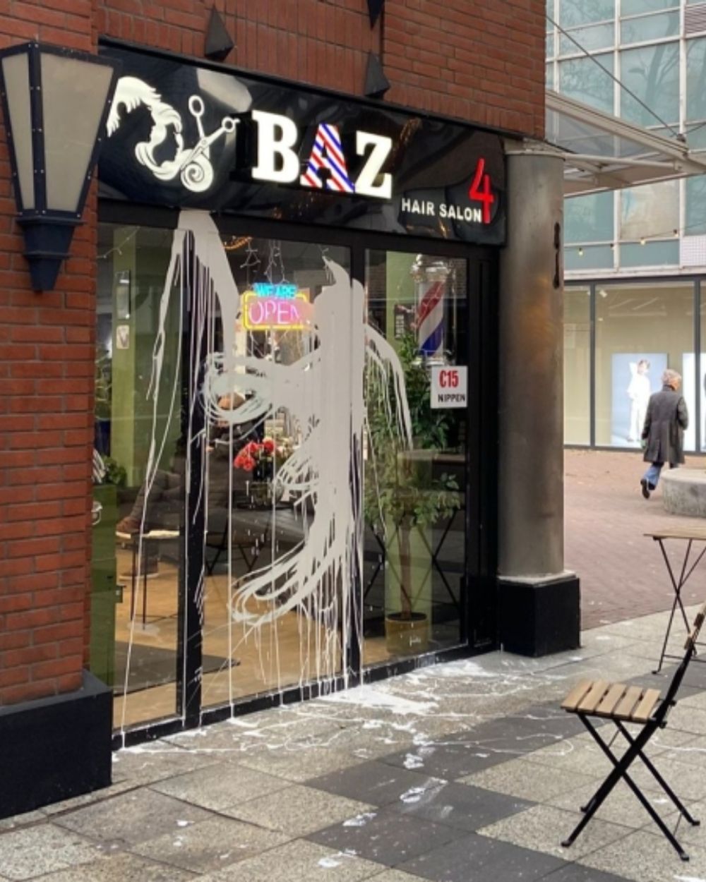 Kapperszaak opnieuw besmeurd met witte verf: ‘Het is vreselijk’ - Rijnmond