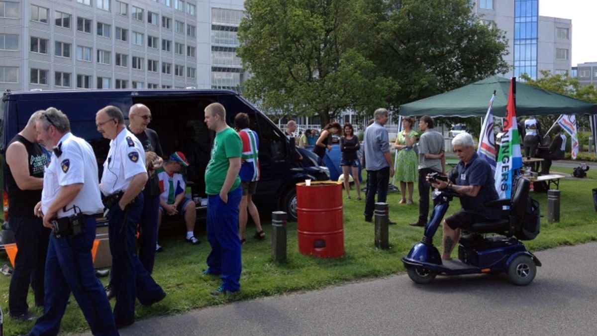 Actievoerders slaan kamp op bij NAM in Assen - RTV Noord