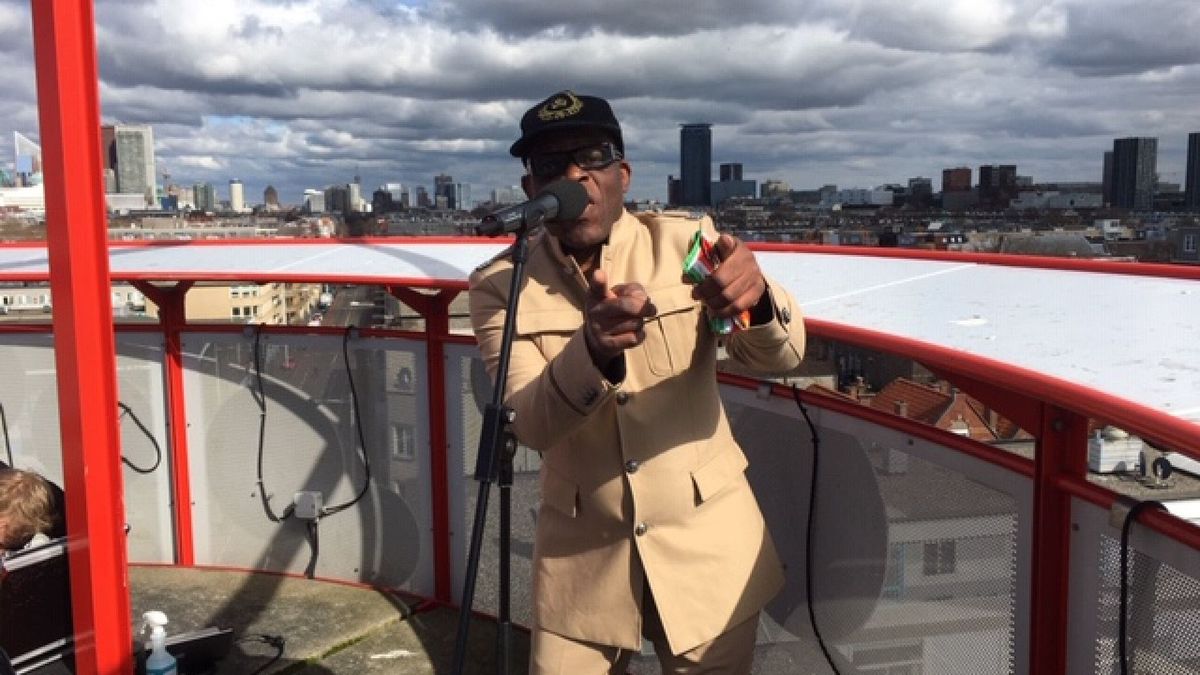 Trafassi geeft torenconcert: 'Handen wassen, wij gaan die corona bashen ...