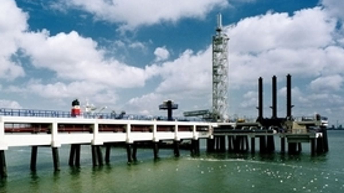 Eerste schip aan nieuwe steiger Maasvlakte Olie Terminal - Rijnmond