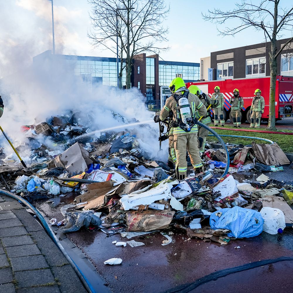 Vuil uit brandende vuilniswagen op straat geblust | Meerderheid raad voor verbod op bivakmutsen ...