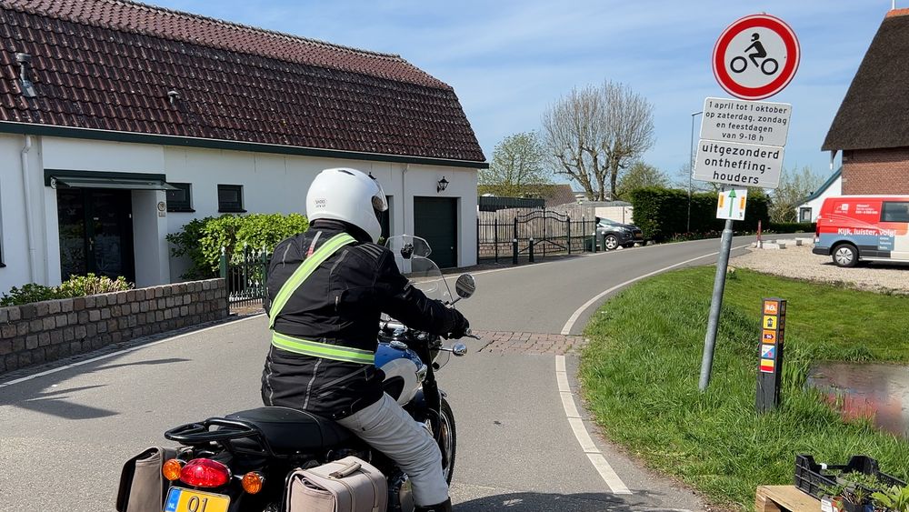 Motorverbod in dit dorp lijkt te verdwijnen: 'Hele kolonnes scheuren ...