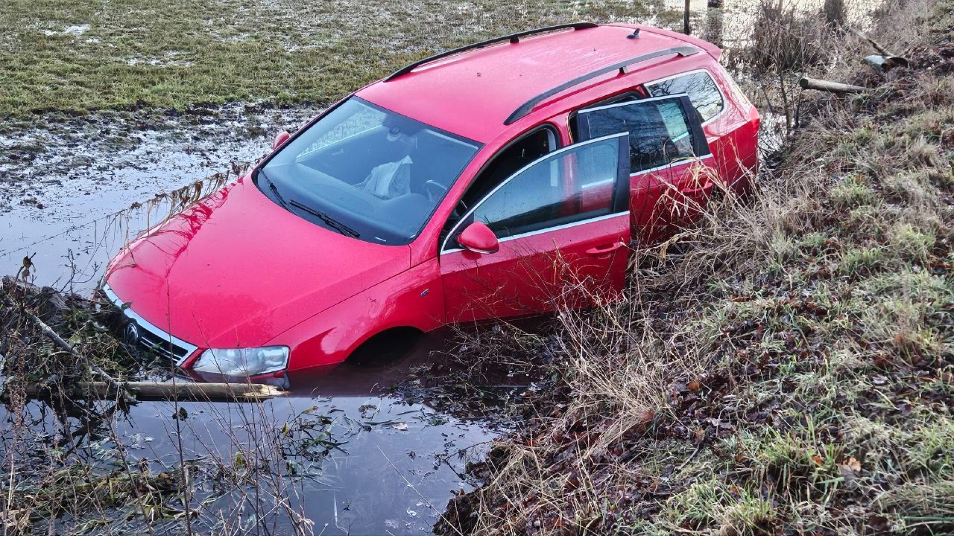 Botsing met veel schade • vrachtwagen vat vlam - Omroep Gelderland