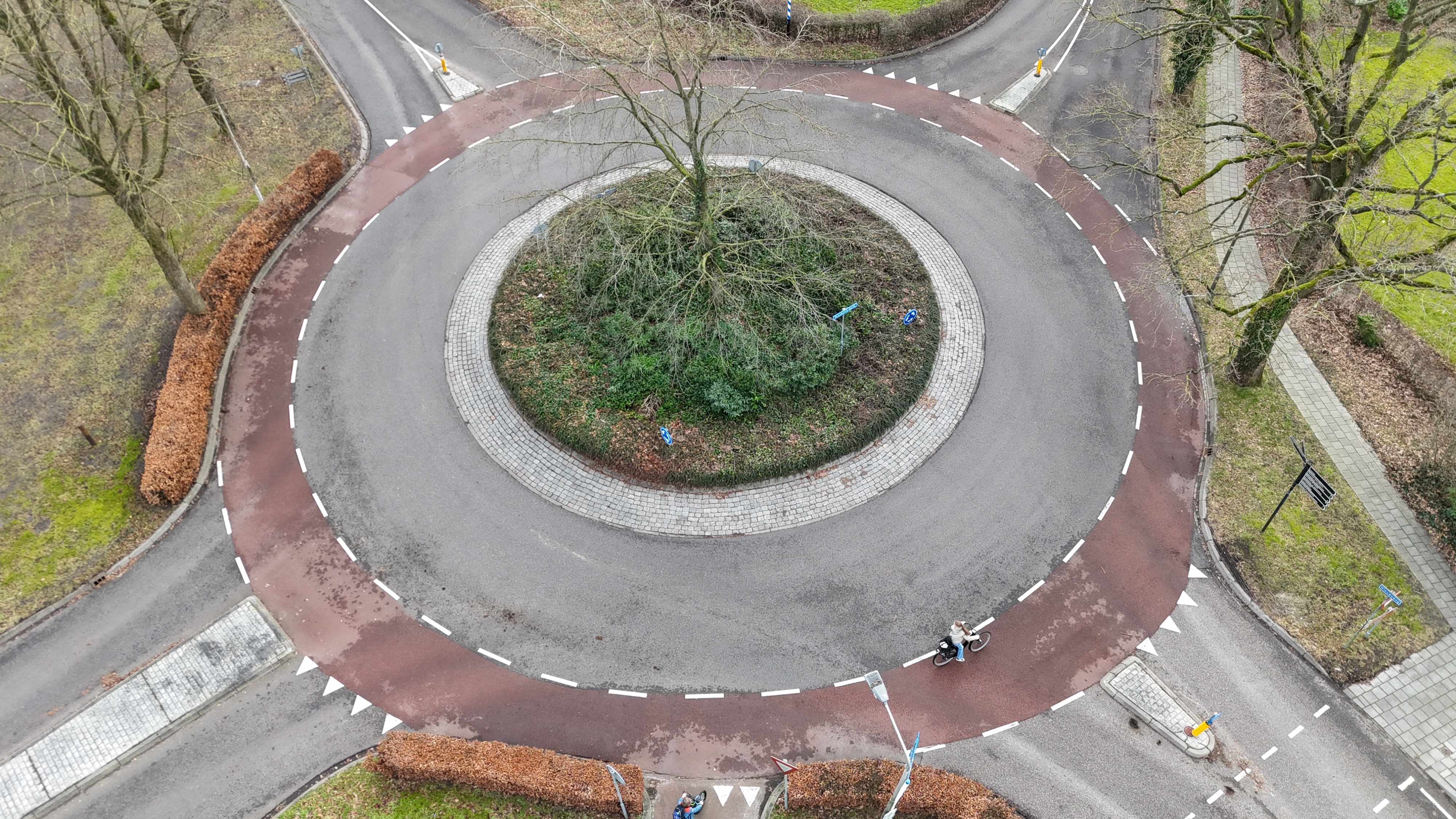 Meppel draait het om: fietsers krijgen mogelijk voorrang op rotondes ...