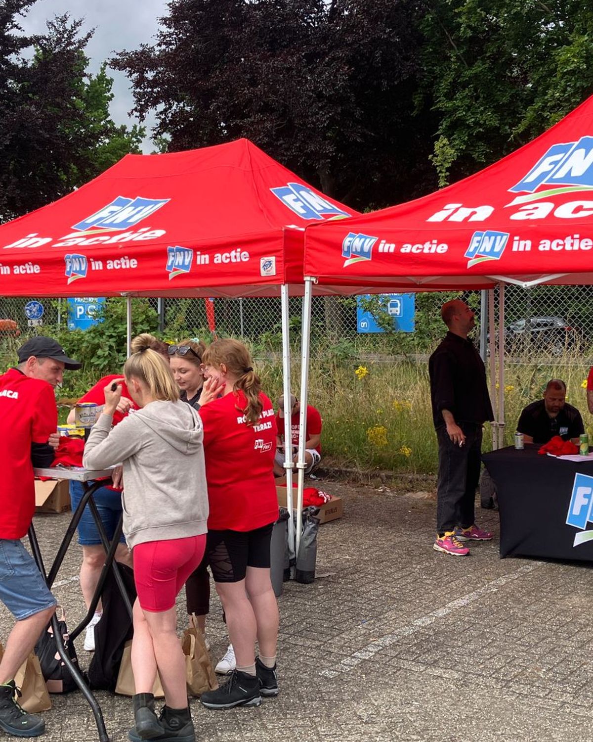 Kleine staking bij distributiecentrum Albert Heijn in Geldermalsen ...