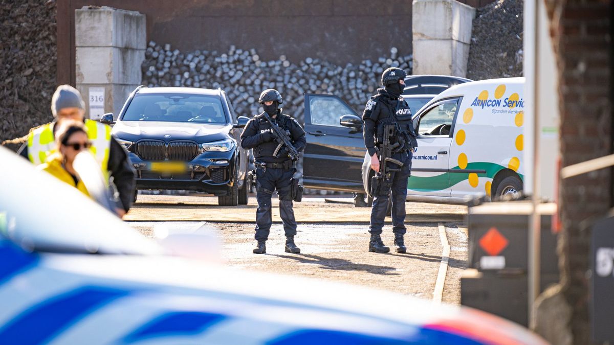 Zwaarbewapende agenten bewaken panden na invallen, groot onderzoek naar ...