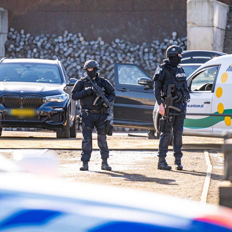 Zwaarbewapende agenten bewaken panden na invallen, groot onderzoek naar ... Zwaarbewapende agenten bewaken panden na invallen, groot onderzoek naar ...