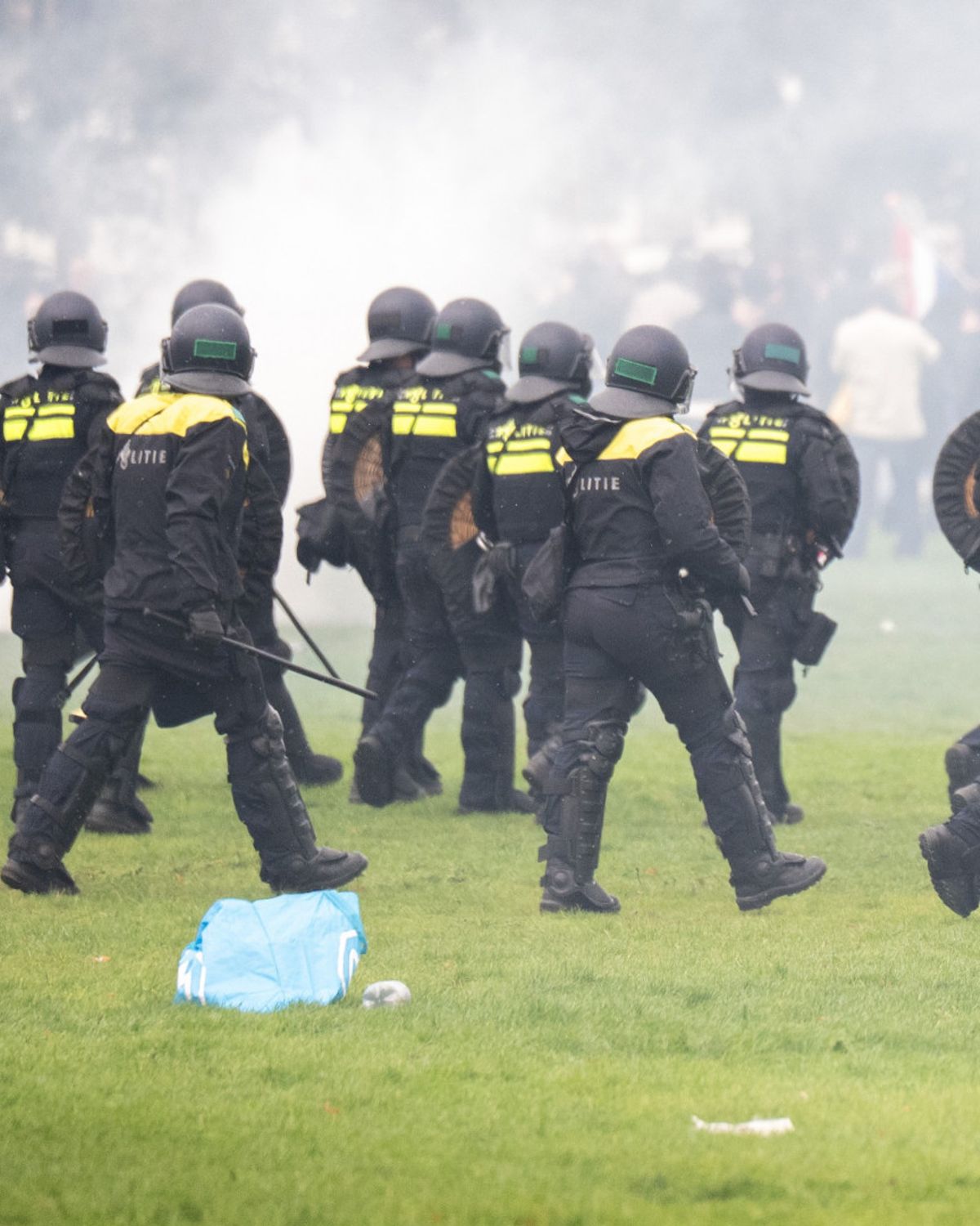 ME liep 'groot gevaar' bij rellen op Malieveld, 'excessief geweld' was ...