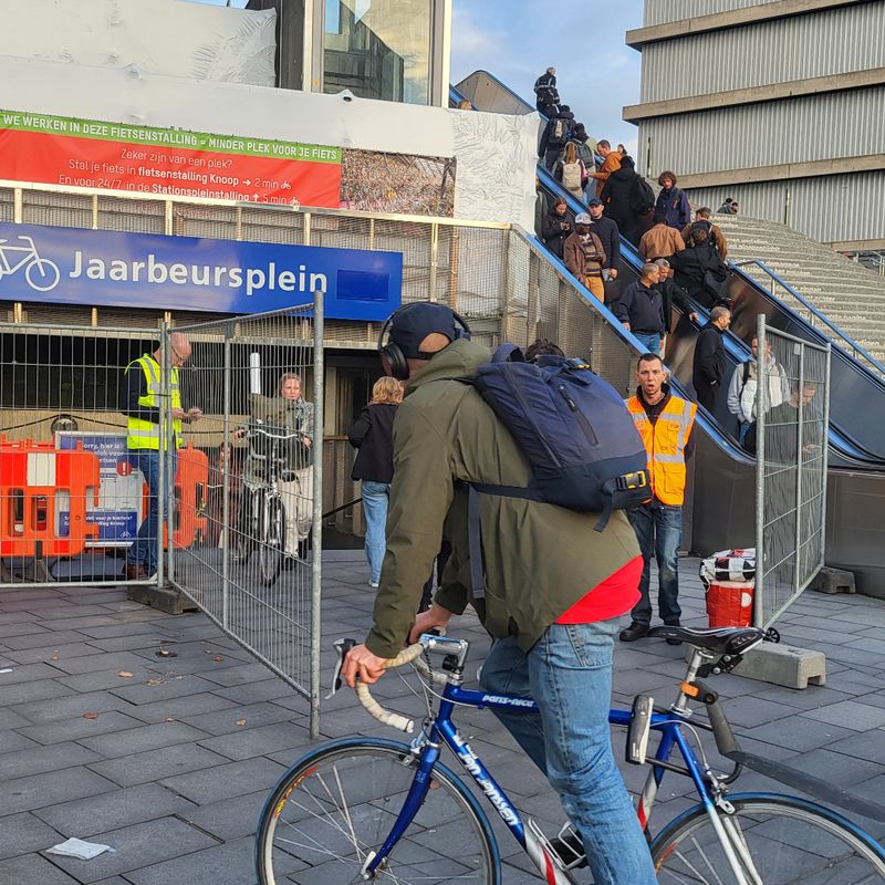 Scheurtjes in constructie, fietsenstalling Jaarbeursplein per direct ...