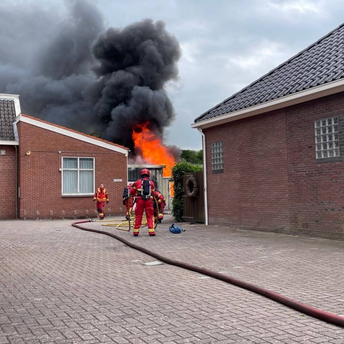 112-nieuws woensdag 4 juni: Brand naast kerk in Stadskanaal onder controle • Bestuurder ...