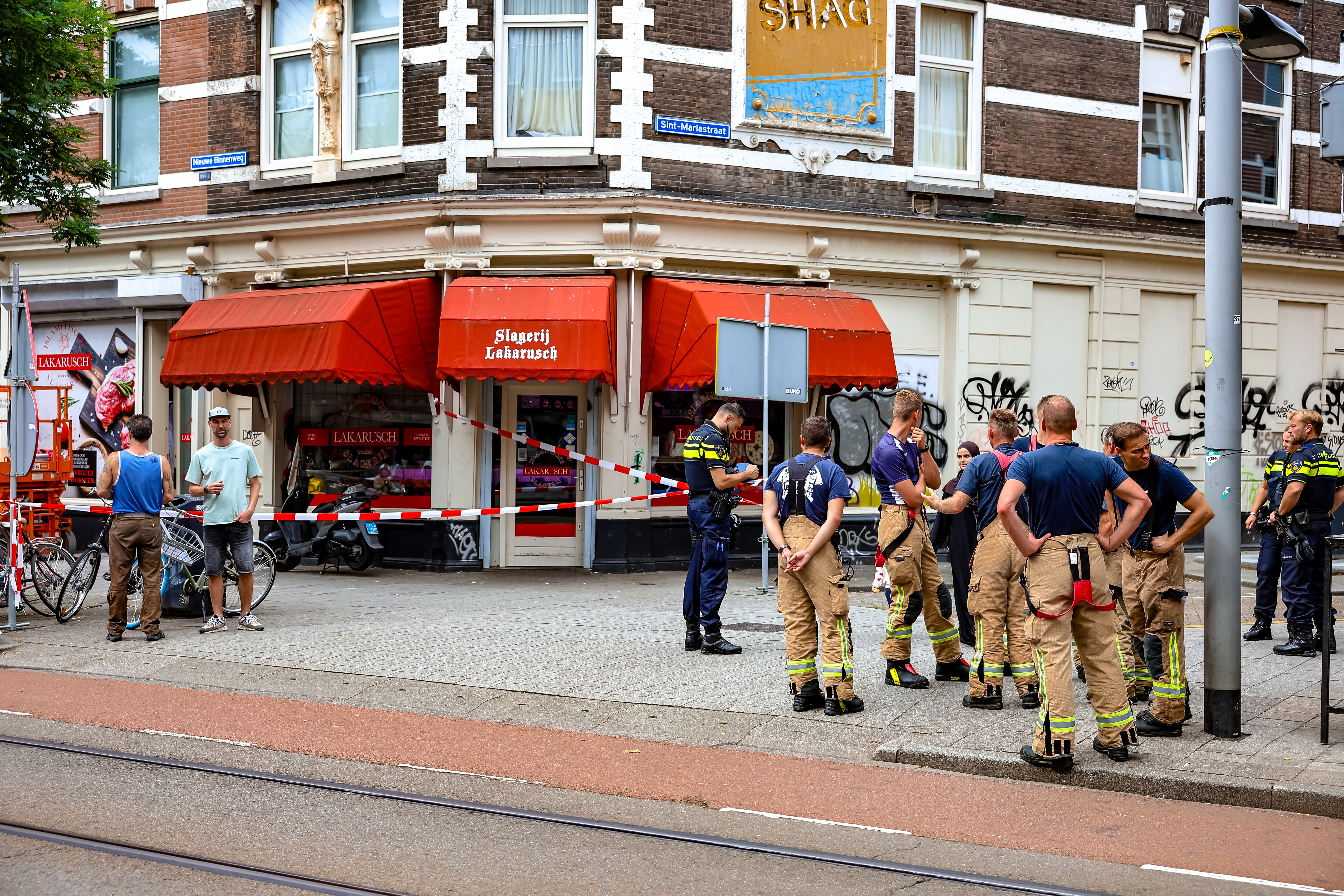 Gevel pand in centrum Rotterdam brokkelt af, Nieuwe Binnenweg deels ...