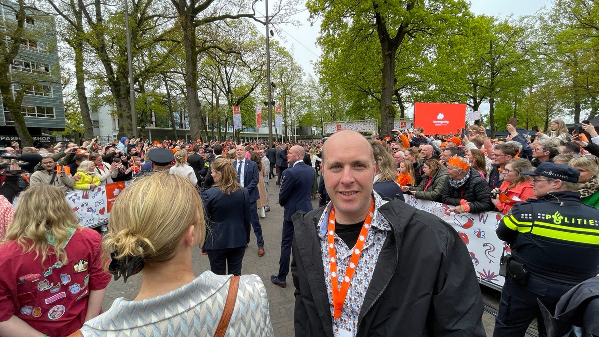 'Doorlopen, nee deze kant op': meelopen in de koninklijke stoet gaat ...