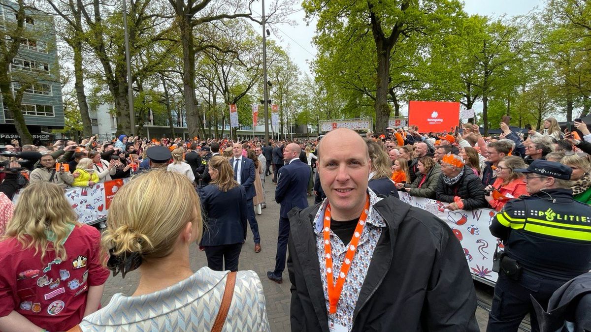 'Doorlopen, nee deze kant op': meelopen in de koninklijke stoet gaat ...