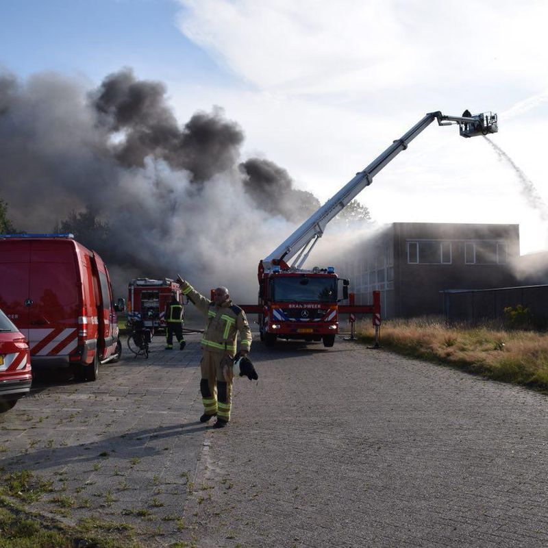 Grote brand op bedrijventerrein in Roden, brandweerman gewond [update ...