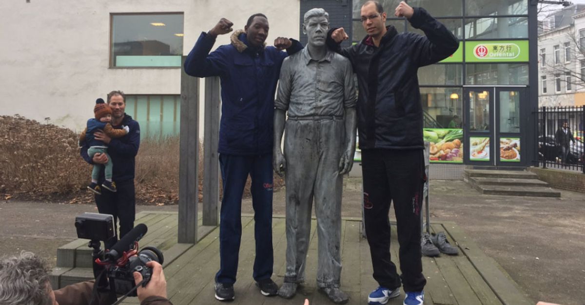 'Reuzen' bezoeken standbeeld Rigardus Rijnhout - Rijnmond