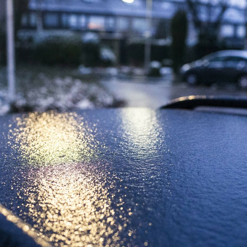Gladde verrassingen: waarom ijzel gevaarlijker is dan sneeuw - RTV Drenthe
