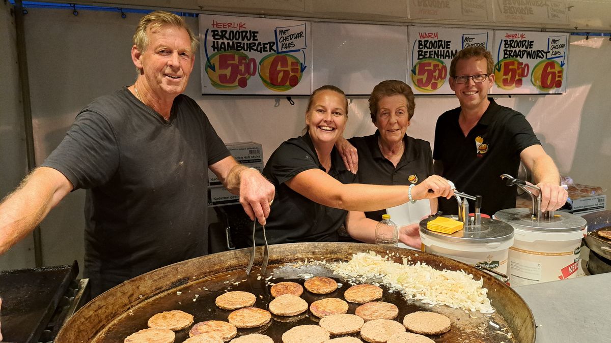 Hamburger Dirk, een begrip in de zomer: '1000 hamburgers per dag ...
