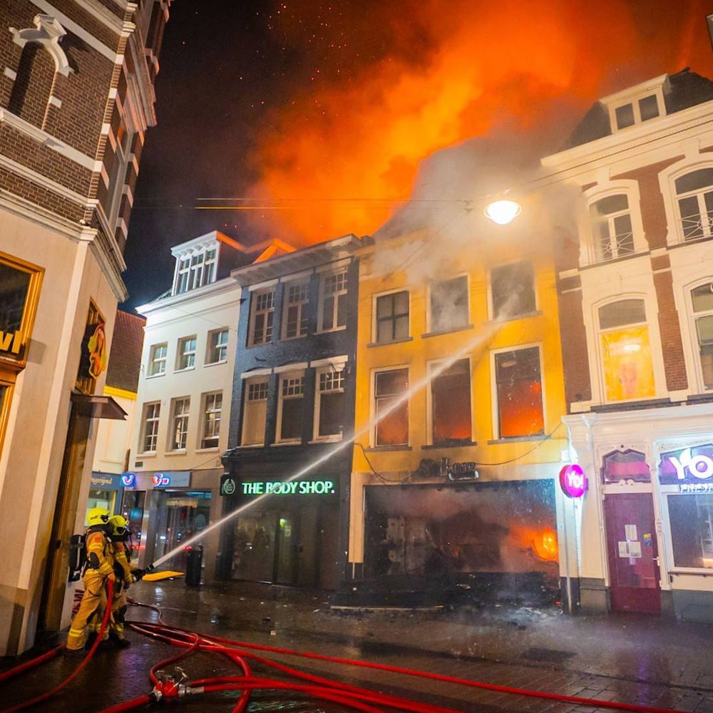 Zeer grote brand in Arnhemse binnenstad: meerdere panden en woningen ...