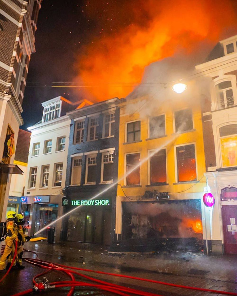 Zeer grote brand in Arnhemse binnenstad: meerdere panden en woningen ...