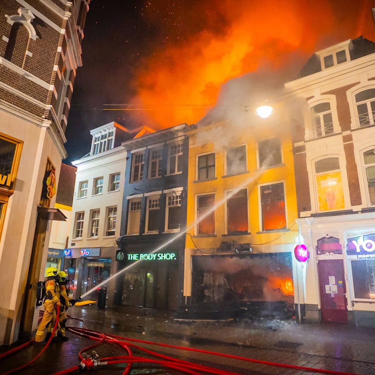 Zeer grote brand in Arnhemse binnenstad: meerdere panden en woningen ...