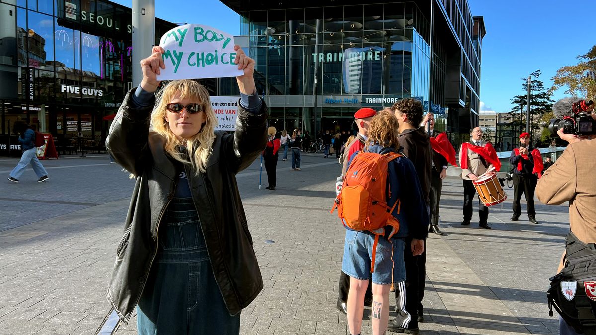 Omstanders reageren direct op anti-abortusprotesten in Utrecht - RTV ...