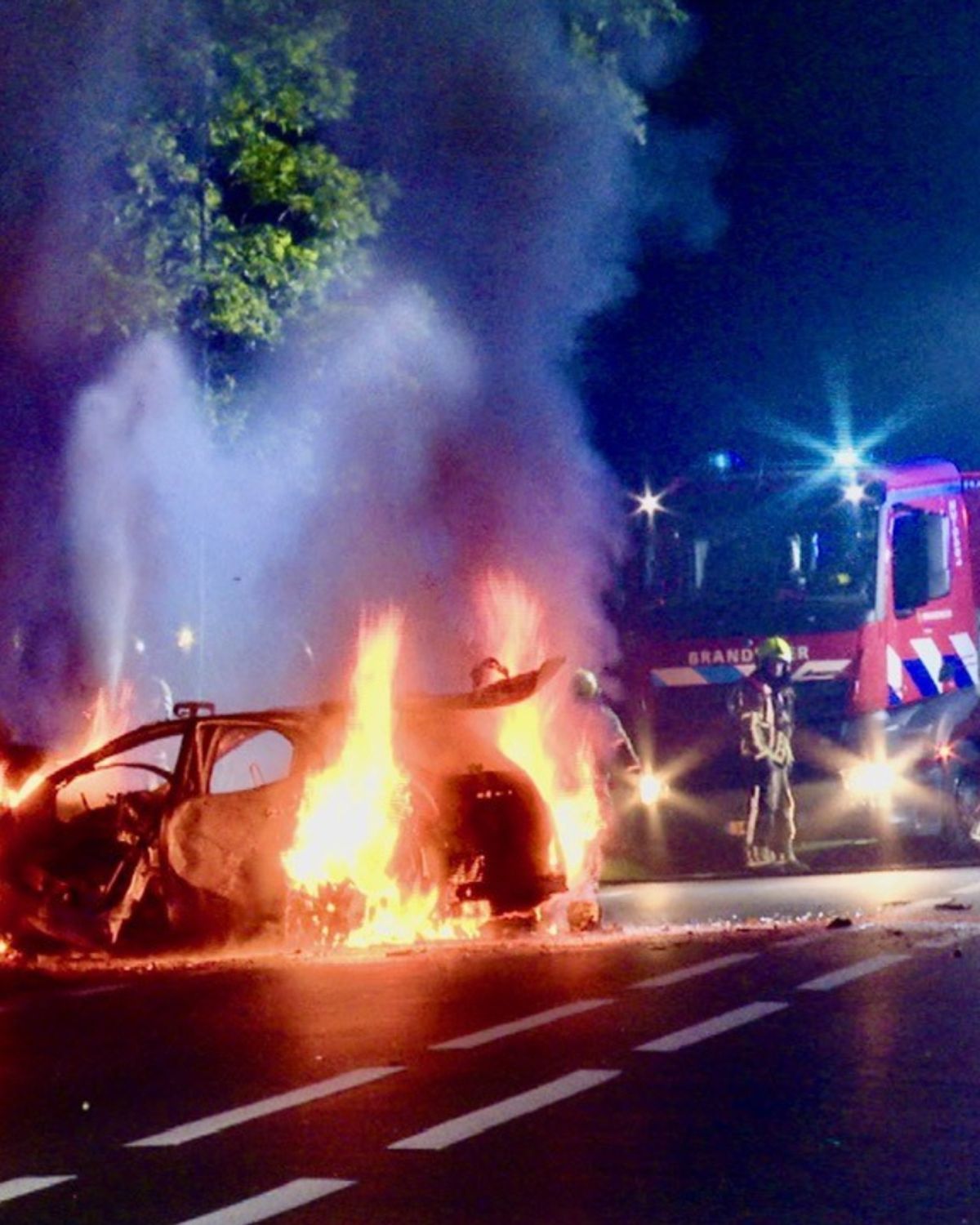 Auto brandt volledig uit na botsing tegen boom: bestuurder gewond - L1 ...