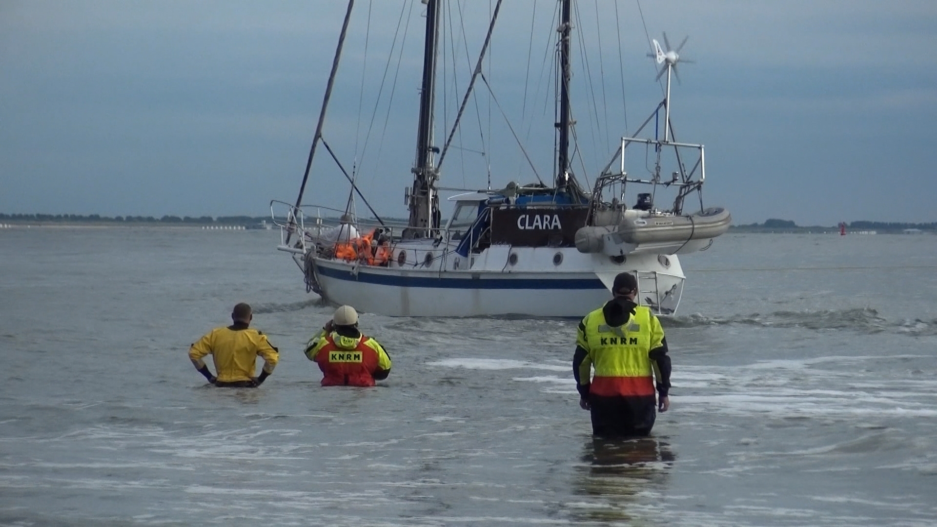 Zweeds jacht loopt vast op strand Dishoek (video) - Omroep Zeeland