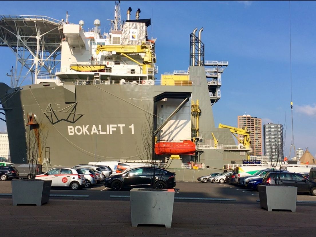 De Bokalift 1 heeft een joekel van een kraan - Rijnmond