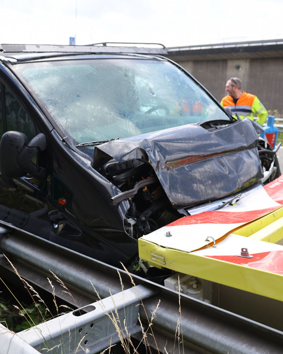 112 nieuws | Busje ramt wegafzetting - Auto belandt in vroege ochtend ...