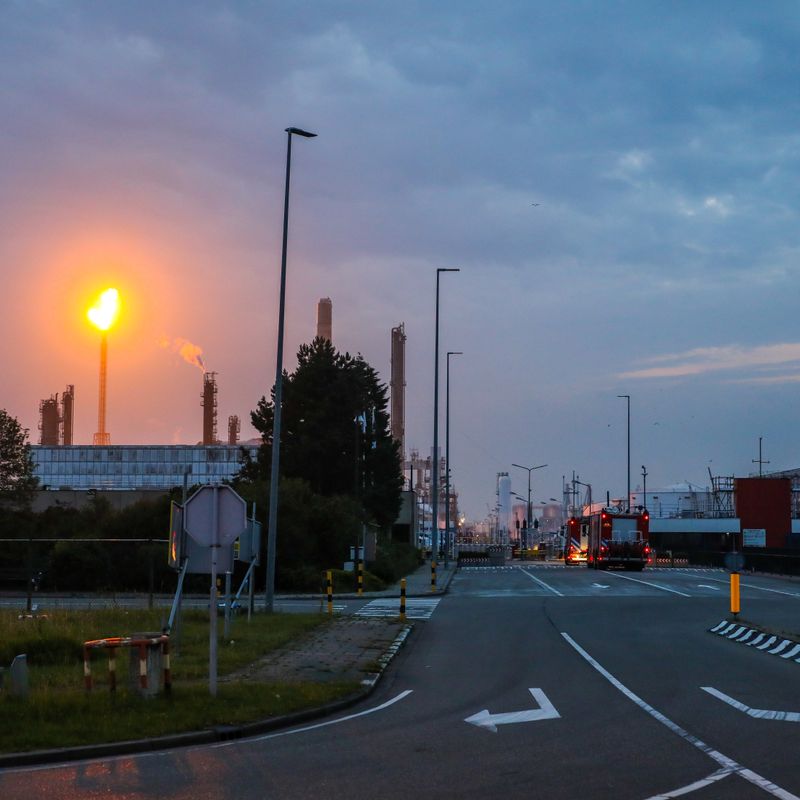 Stroomstoring legt raffinaderij in de Botlek gedeeltelijk stil - Rijnmond