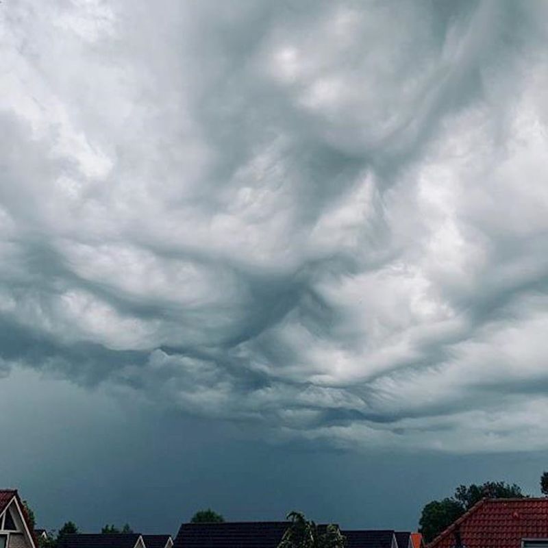 'Het hagelt euro's': onstuimig weer trekt over provincie - Oost